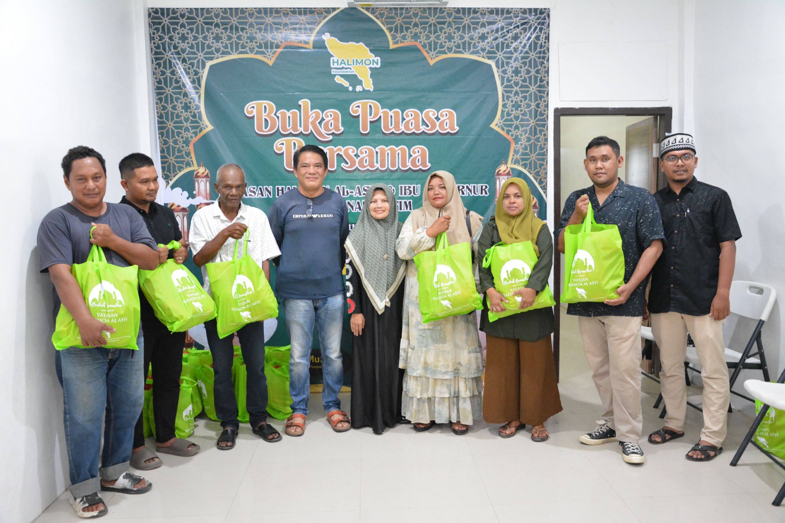 Yayasan Halimon Al Asyi Salurkan Paket Lebaran di Aceh